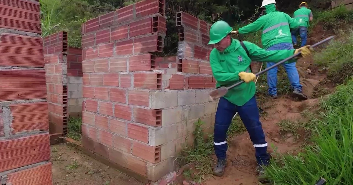 Intervienen construcciones ilegales en Medellín