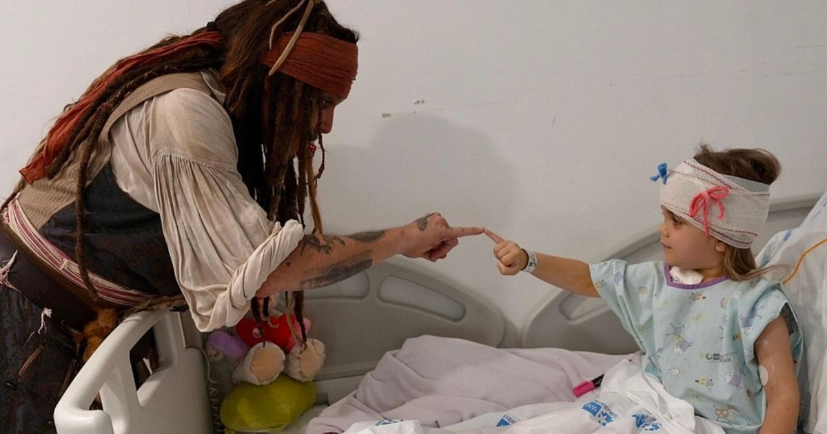 VIDEO | Johnny Depp volvió a ser Jack Sparrow para llevar alegría a un ...